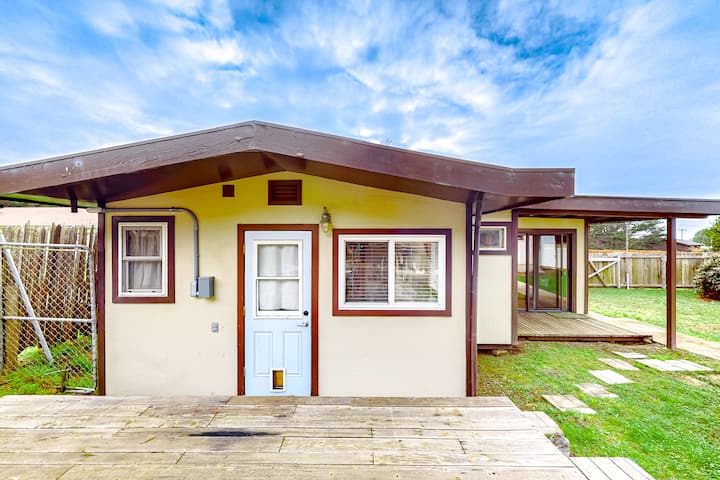 Eco-conscious Home With Spacious Yard & Ev Charger - Fort Bragg, CA