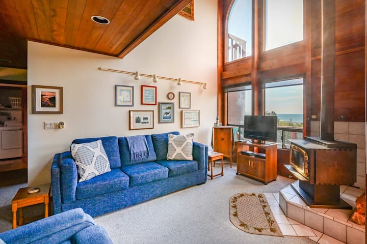Ocean View Home With Fireplace, Hot Tub, Deck - Mendocino, CA