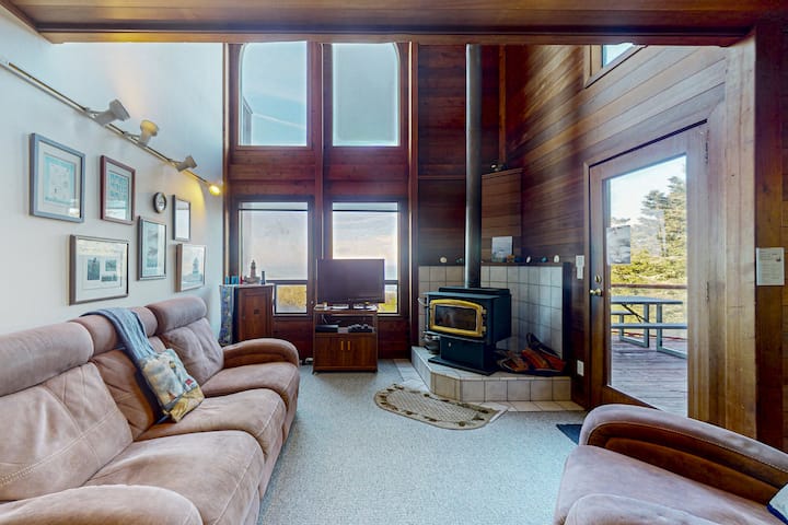 Home With Fireplace, Private Hot Tub, Deck, & Ocea - Mendocino, CA