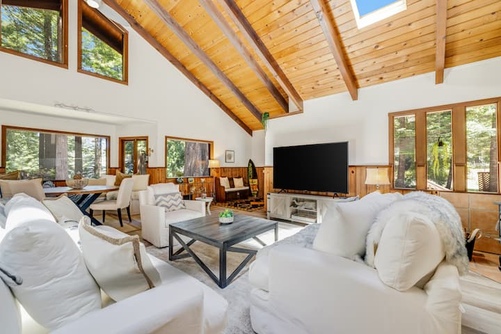 Family Getaway: Hot Tub, Fire Pit & Dog Friendly - Mendocino, CA