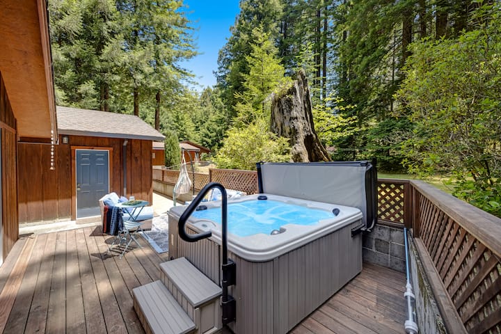 Family Getaway - Hot Tub, Fire Pit & Dog Friendly - Mendocino, CA