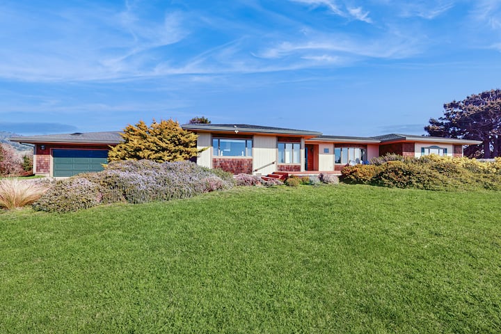 Oceanfront Luxury Home: Hot Tub, Game Room & Views - Westport-Union Landing State Beach, CA