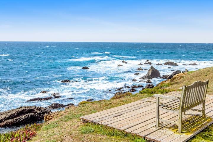 Fort Bragg Oceanfront Home - Hot Tub & Game Room - Fort Bragg, CA