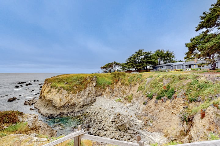 Oceanfront Haven: Beach Access, Views & Deck - Fort Bragg, CA