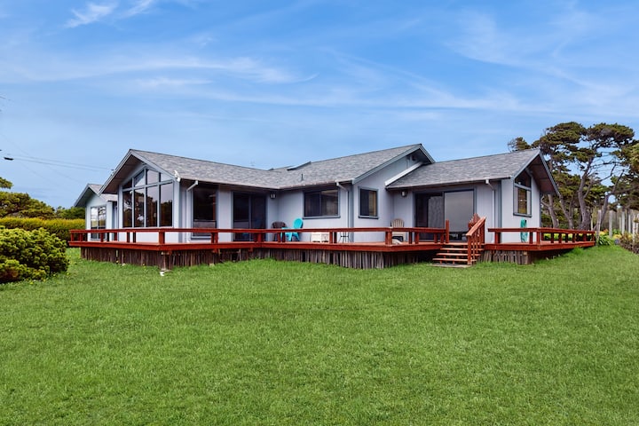 Beachfront Bliss: Ocean Views & Jetted Tub - Fort Bragg, CA
