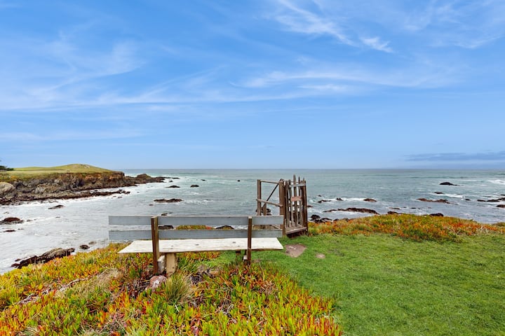 Beachfront Bliss - Ocean Views & Jetted Tub - Fort Bragg, CA
