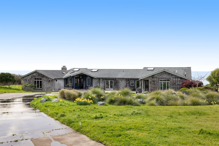 Remodeled Oceanfront Estate With Studio Cottage - Mendocino, CA