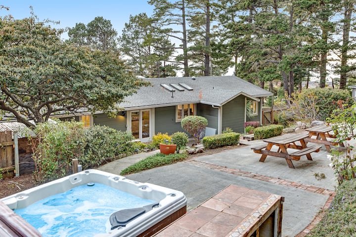 Ocean View Retreat: Hot Tub, Fireplace & Beach - Mendocino, CA