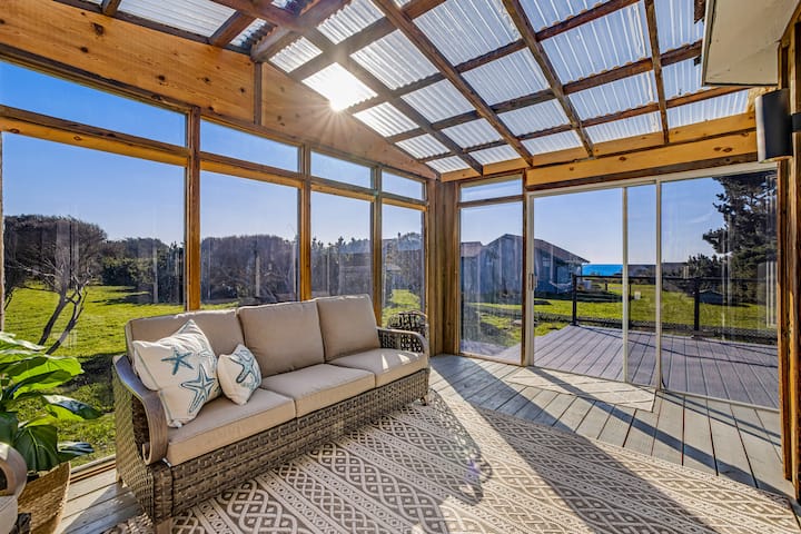 Stylish House With Ocean Views, Hot Tub, Game Room - Westport-Union Landing State Beach, CA