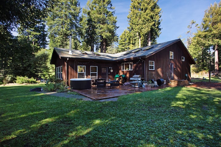 Tree-lined Home With Hot Tub, Firepit & Large Yard - Fort Bragg, CA