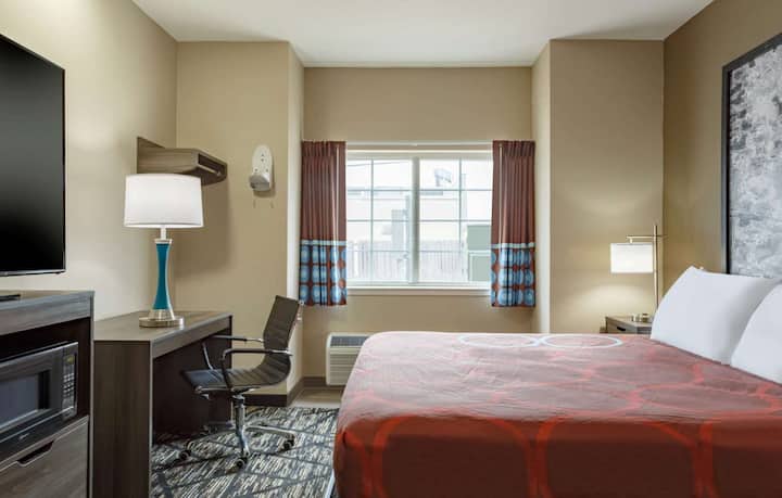 King Bed | Super 8 San Antonio | Free Breakfast - San Antonio