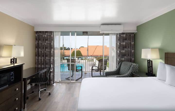 King Bed| Travelodge Monterey Bay| Near Aquarium - Monterey, CA