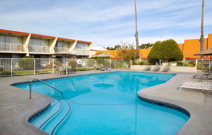 Queen Bed| Travelodge Monterey Bay| Free Parking - Monterey, CA