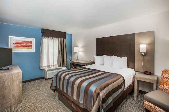 Wingate Louisville | Queen Bed | Comp Parking - Louisville, KY