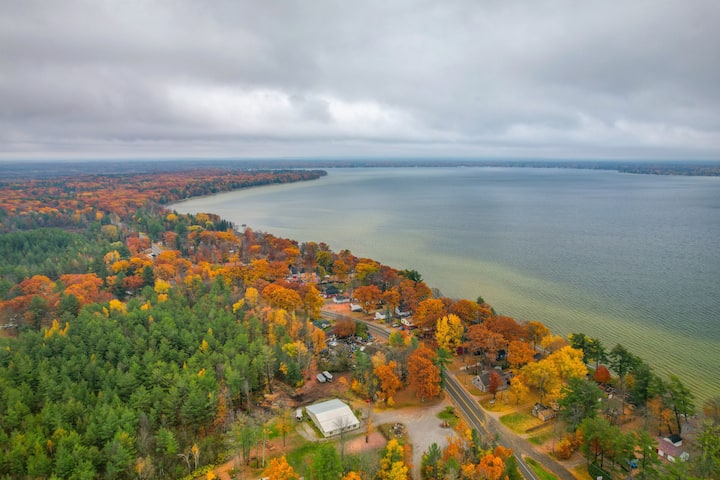 Houghton Lake Home - Hc Hideaway, Firepit & Porch - Houghton Lake, MI