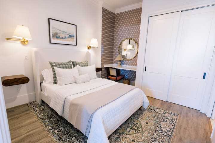 Large 1br Loft | Fireplace | On The Square - Jacksonville, AL