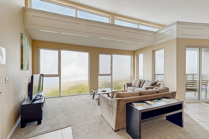 Modern Waterfront Condo Right On The Pacific Ocean - Rockaway Beach, OR