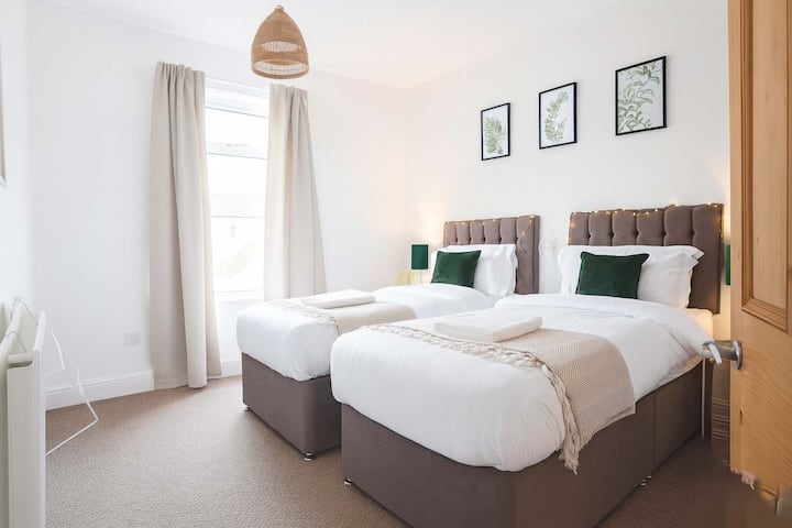 Spacious Coventry House: Wifi, Parking, Groups - Coventry