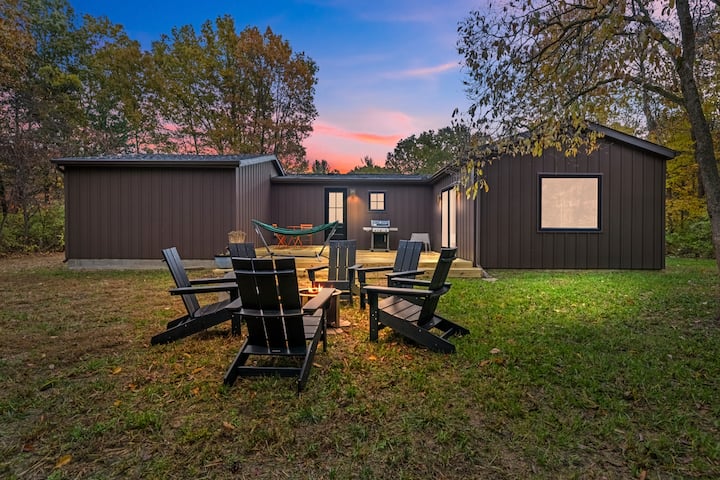 Fennville Stay - Fire Pit Near Saugatuck & Lake - Fennville, MI