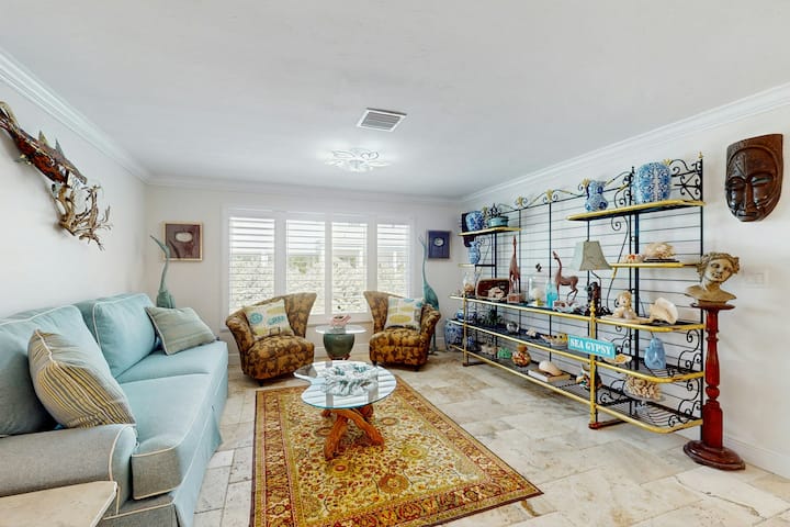 Coastal Cottage: Beach Walk & Full Laundry! - Sanibel