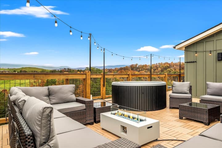 *Gorgeous 6bd Pool Lodge | Fire Pit + Hot Tub!* - Pigeon Forge