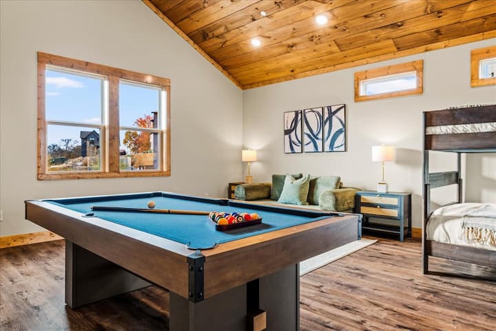 *Gorgeous 6bd Pool Lodge | Fire Pit + Hot Tub!* - Pigeon Forge, TN