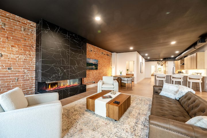 The Onyx | Executive Loft Overlooking Main St. - Sheridan, WY