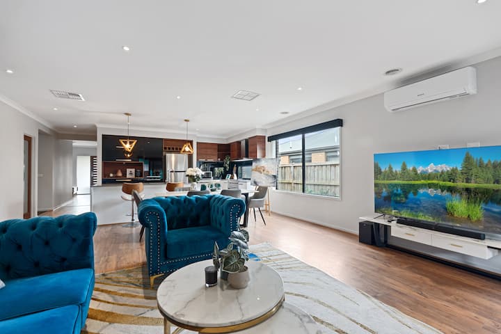Upscale 4br Modern Escape • Quiet & Private - Cranbourne