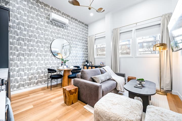 The Mccaul | Cozy Queen Suite W/ Laundry, In Dt - Toronto