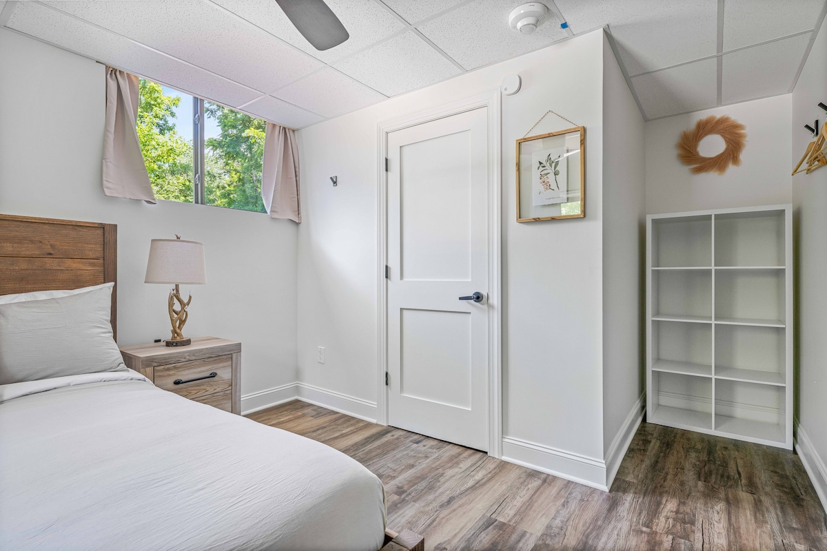 Queen Standard Suite - Apartments for Rent in Asheville, North Carolina ...