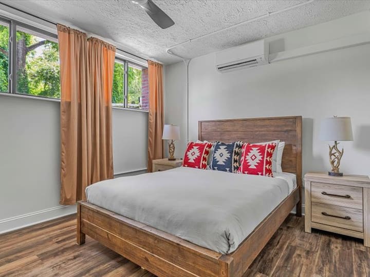 Queen Suite + Kitchenette | - Asheville, NC