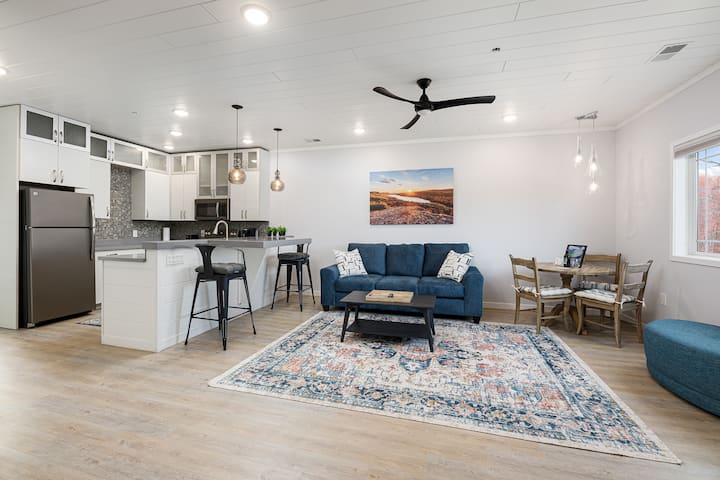 Penthouse Near Bayfront W/ Fireplace - Traverse City