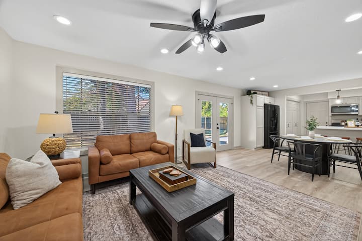 Modern Family Home: Private Backyard, Bbq, Seating - Seabrook, TX