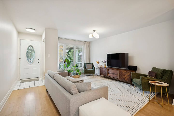 Modern 3br+1 Home W/ Parking In Little Italy - Toronto