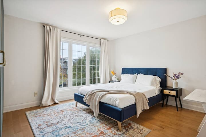 Modern 3br+1 Home W/ Parking In Little Italy - Toronto