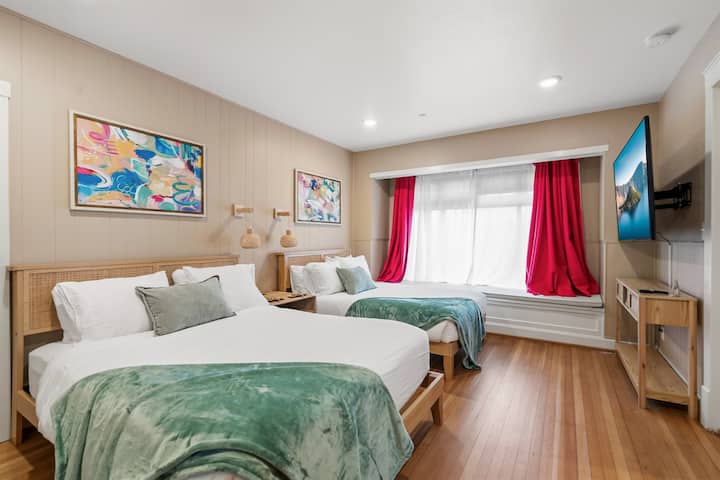 Raspberry Suite | Sleeps 4 + 2 Beds - Medford, OR