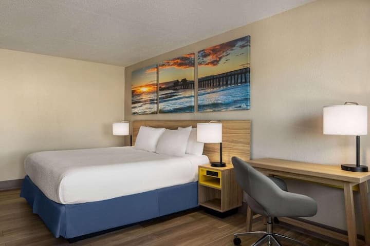 Days Inn Cocoa | 1 King Bed | Cruise-friendly - Cocoa Beach, FL