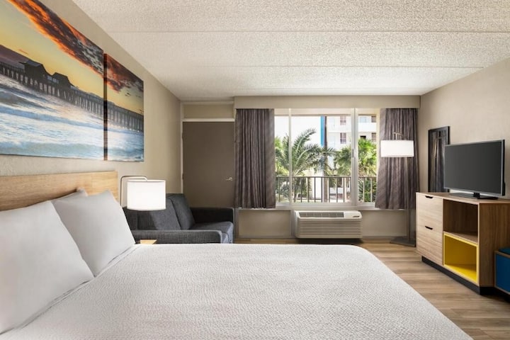 1 Queen | Days Inn Cocoa | Kitchenette - Cape Canaveral, FL