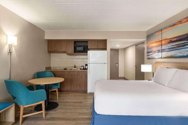 Days Inn Cocoa | 1 Queen Bed | Onsite Parking - Cape Canaveral, FL