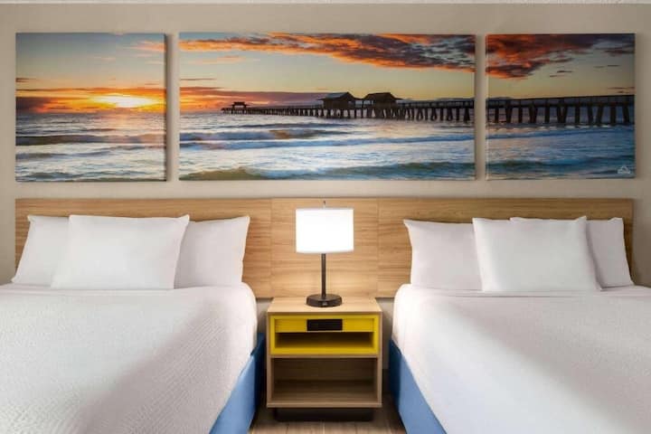 Days Inn Cocoa | 2 Queens | Cruise-ready Stay - Cape Canaveral, FL