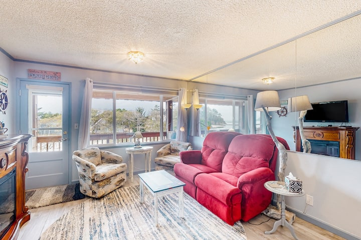 Beachfront Condo W/ Water Views & Balcony - Neskowin, OR