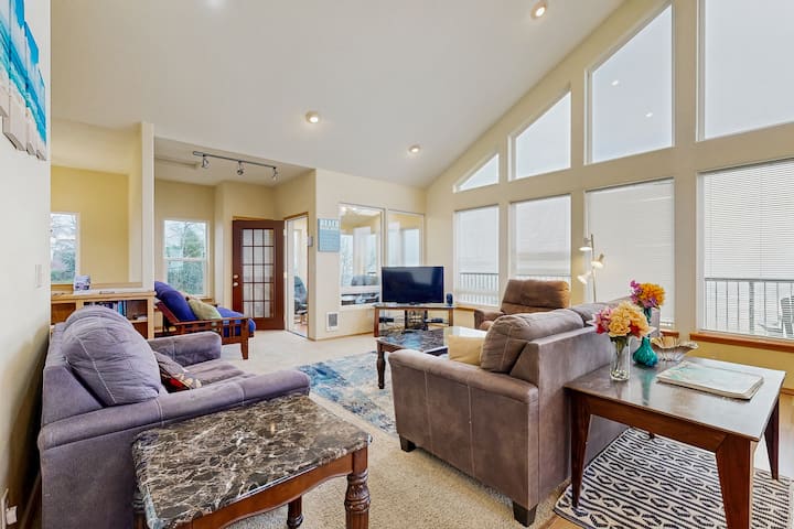 Beautiful Home W/ Ocean & Lake Views - Rockaway Beach, OR