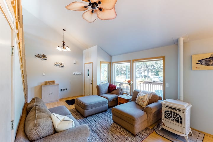 Bright Dog Friendly Home With Wrap Around Deck Jus - Pacific City, OR