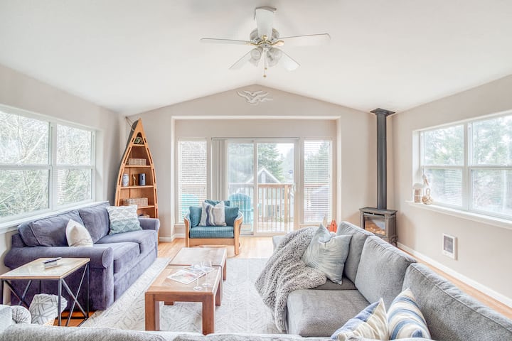 Bright Home Near Beach W/ Wifi & Fireplace - Manzanita, OR