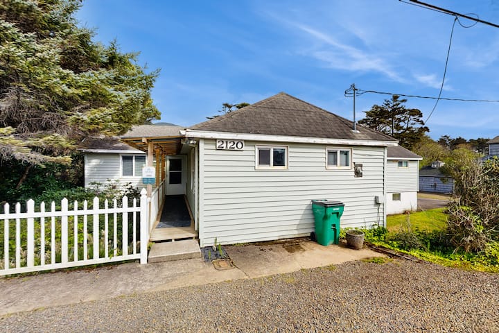 Central Home W/ Lake Views & Private Pool - Rockaway Beach, OR