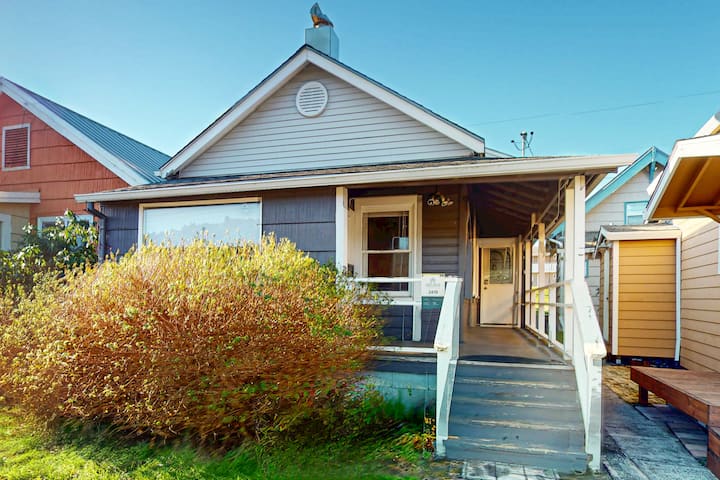 Charming Cottage W/ Mountain Views Near Beach - Rockaway Beach, OR