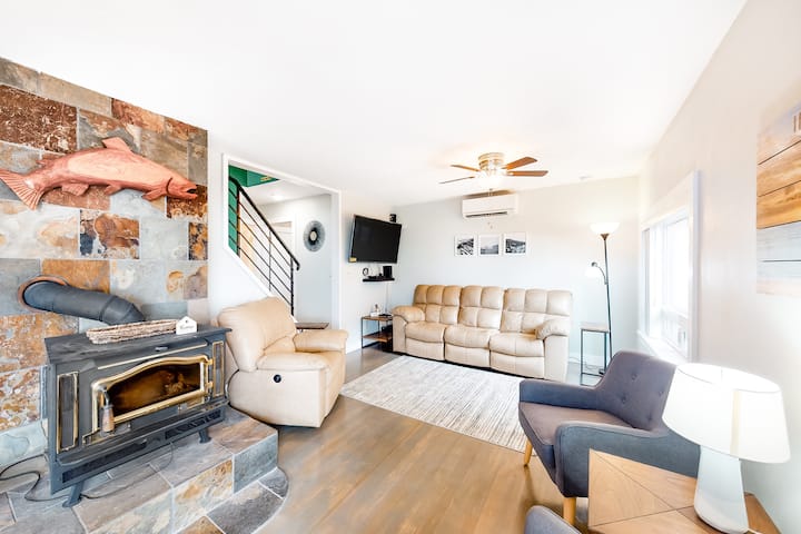 Charming Ocean View Home W/ Free Wifi & Private Wa - Oceanside, OR