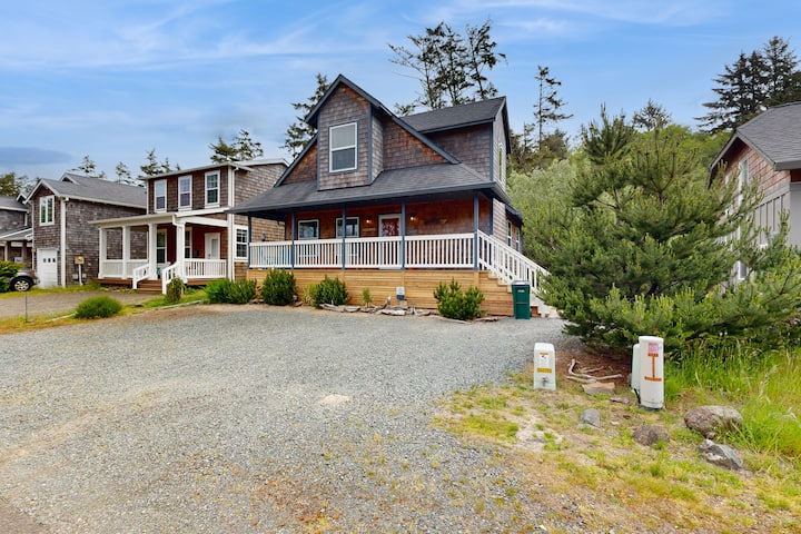 Charming Home Near Coast W/ Firepit & Deck - Rockaway Beach, OR