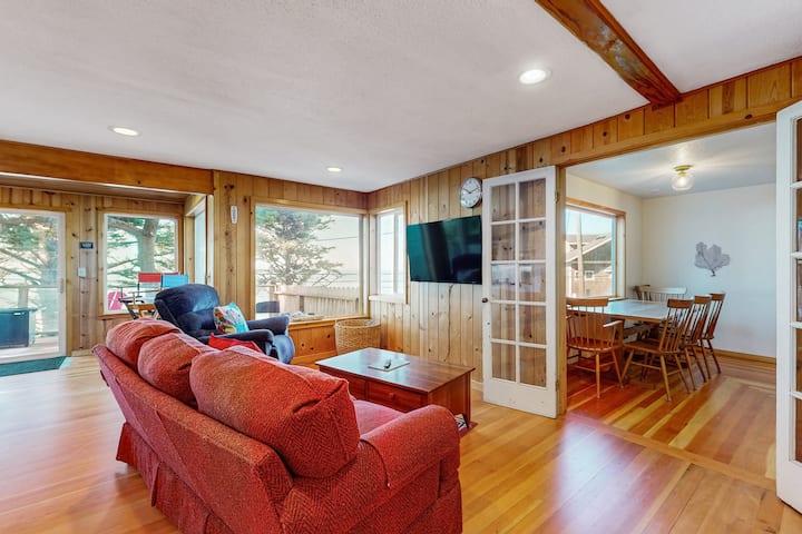 Charming Home W/ Ocean Views & Game Room - Oceanside, OR