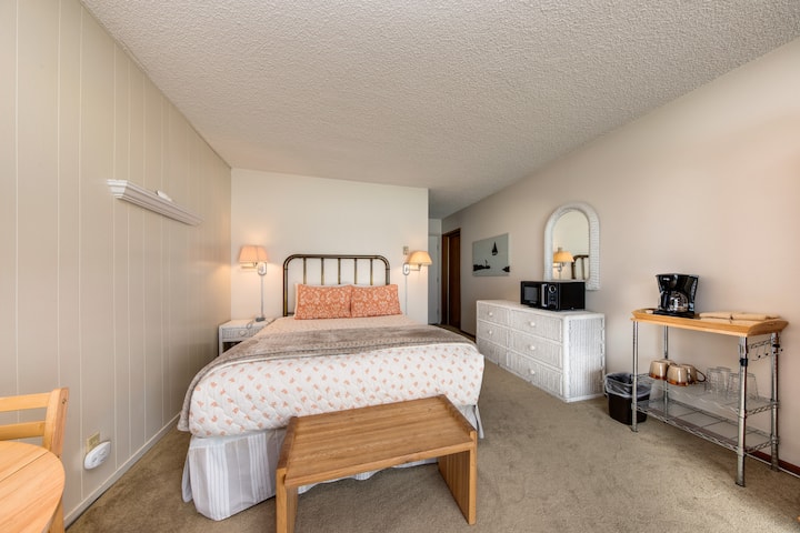 Charming Oceanfront Studio With Easy Beach Access - Neskowin, OR